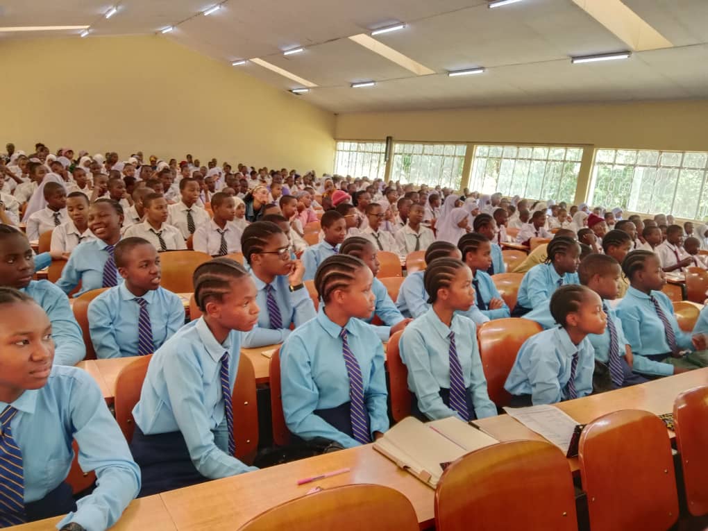 WANAFUNZI 500 WAPEWA MBINU WASILOWEE KWENYE MADAWA YA KULEVYA. - RADIO 5 FM